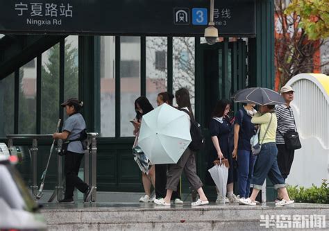 雨天出行注意安全 半岛网