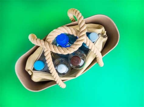 녹색 환경 개념에 재활용된 플라스틱 병 쓰레기 프리미엄 사진