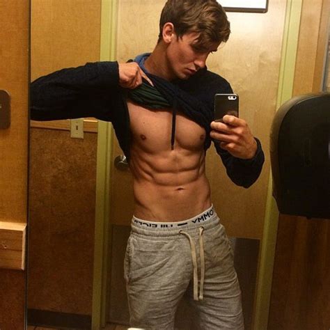 Cara Gostoso Selfie Abs