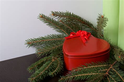 빨간색 상자는 선물입니다 심 혼의 형태로 했다 근처 전나무 지점 에 대 한 석 회와 라일락 색상의 커튼의 배경 막 공휴일에 대한 스톡 사진 및 기타 이미지 Istock