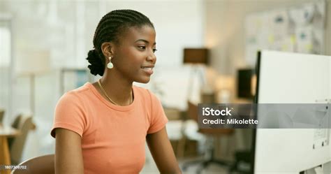 컴퓨터 미소 젊은 흑인 여성이 사무실에서 창의적인 프로젝트를 위해 연구하고 있습니다 기술 경력 및 전문 아프리카 여성 디자이너는 현대 직장에서 데스크탑에서 작업합니다 20