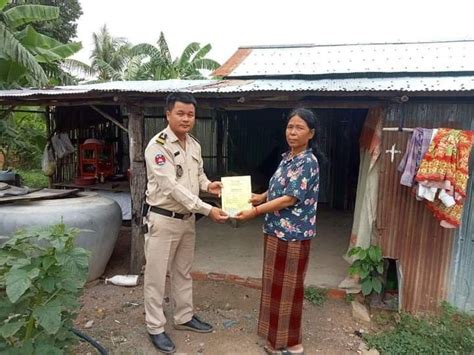 នគរបាលស្រុកគងពិសីដកហូតអត្ដសញ្ញាណប័ណ្ណសញ្ជាតិខ្មែរនិងសៀវភៅស្នាក់នៅច្បាប់ដើមពី ខេមរា ហ្វាយនែន ម ក