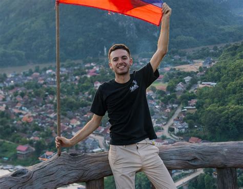 ສໍາພາດ ຄົນຕ່າງປະເທດ ທີ່ຮ້ອງເພງພາສາຊົນເຜົ່າກຶມມຸອໍາ — ຂ່າວລາວ ວິທຍຸເອເຊັຽເສຣີ ພາສາລາວ