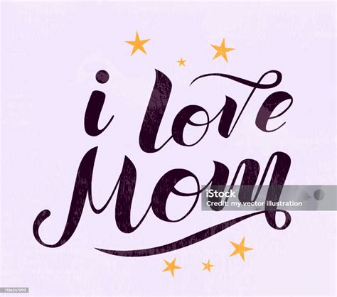 나는 별과 밝은 보라색 배경에 엄마 레터링을 사랑 해요 행복 한 어머니의 날을 위한 인쇄 수 제 브러시 서 예 벡터 일러스트입니다 배너 엽서 패턴 및 인쇄를 위한 어머니의