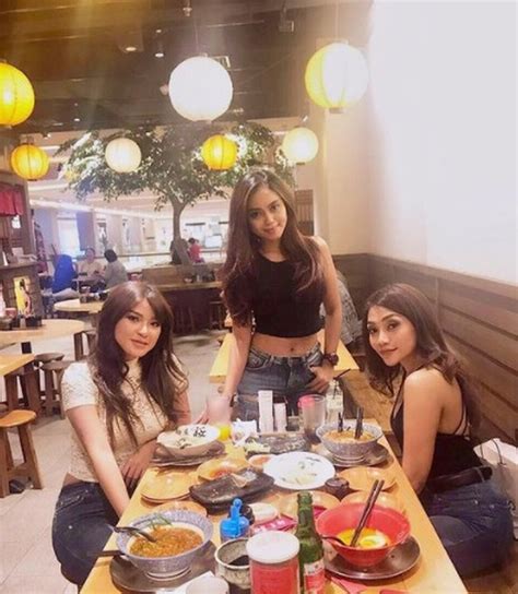 Pose Seksi Hani Putri Saat Nikmati Floating Breakfast Dan Ngopi