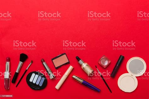 전문 메이크업 도구 평면도 플랫 레이 아름다움 장식 화장품 메이크업 브러쉬 세트 및 테이블 배경에 컬러 아이 섀도우 팔레트 미니멀리즘 스타일 0명에 대한 스톡 사진 및 기타