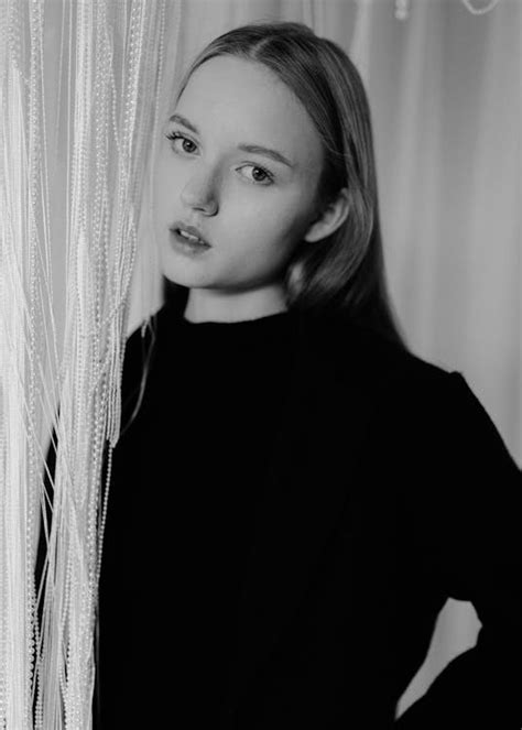 감정 고요한 고전적인 초상 그레이스케일 렌즈 매우 복잡한 명상 적 모델 미니멀리스트 부드러운 그림자 부드러운 조명 분위기 블랙 앤 화이트 섬세한