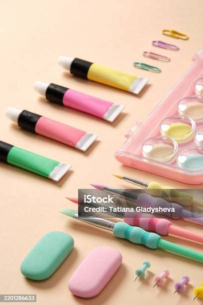 그림 및 공예품을 위한 문구류 및 용품 수채화 구 아슈 아크릴 물감 브러쉬 베이지 배경에 연필 0명에 대한 스톡 사진 및 기타 이미지 Istock