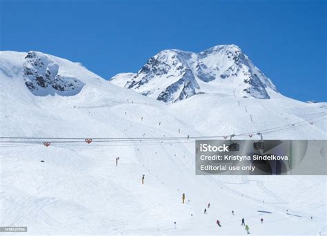 오렌지색 케이블카 오두막과 눈이 덮인 겨울 풍경 스키 리조트 Stubai Gletscher Stubaital Tyrol Alps에서 스키어와 함께 산 경사면과 피스테를