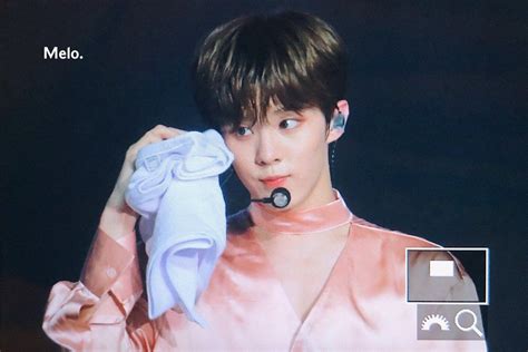ㅁㅊ 김따따 새침하게 땀 닦는거 봐 김우석 카테고리