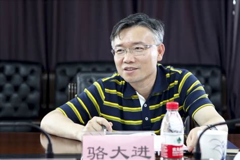 【小南快讯】区委副书记骆大进来我院走访调研澎湃号·政务澎湃新闻 The Paper