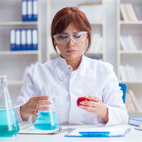 실험실에서 실험을 수행하는 여성 과학자 연구원 사진 무료 다운로드 Lovepik