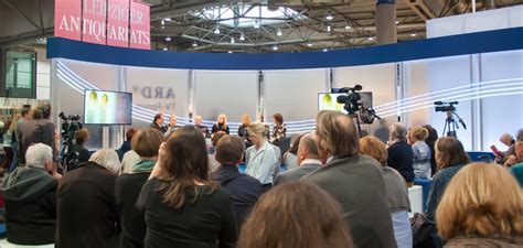 무료 이미지 남자 도서 여자 필름 군중 청중 커뮤니티 사무실 사진관 인간의 사업 함께 방송 책 박람회