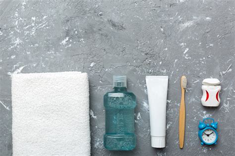 구강 세척제 및 기타 구강 위생 용품을 복사 공간이있는 컬러 테이블 상단보기 플랫 레이 치과 위생 구강 관리 제품 및 밝은 배경에 텍스트를위한 공간 개념 0명에 대한 스톡