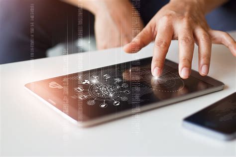 모바일 태블릿 지불 온라인 쇼핑 및 아이콘 고객 네트워크 연결을 사용 하 여 화면 M뱅킹 및 옴니 채널에 남자 태블릿에 대한 스톡 사진 및 기타 이미지 Istock