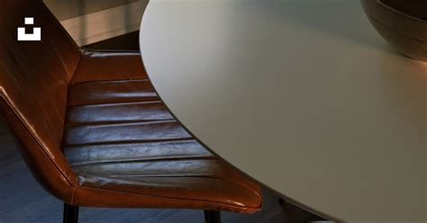 白いテーブルの横にある茶色の木製の椅子の写真 Unsplashの無料椅子写真