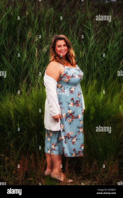 Vollbusige Blondine In Einem Sommerkleid An Einem Seeufer Stockfotografie Alamy