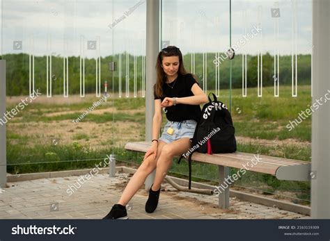 21 609 Imágenes De Esperando El Bus Imágenes Fotos Y Vectores De