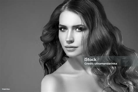 Increíble Retrato De La Mujer Hermosa Chica Con Pelo Largo Ondulado