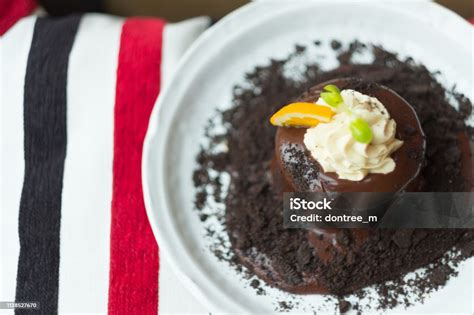 따뜻한 디저트 초콜릿 케이크 용암 위에 신선한 오렌지 조각과 휘 핑 크림 접시 장식 제공 가까운에 대한 스톡 사진 및 기타 이미지 가까운 갈색 검은색 Istock