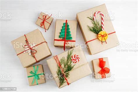 크래프트 페이퍼에 싸여 꼬인으로 묶고 흰색 나무 테이블에 리본으로 장식 된 선물 상자 그룹 개체 그룹에 대한 스톡 사진 및 기타 이미지 Istock