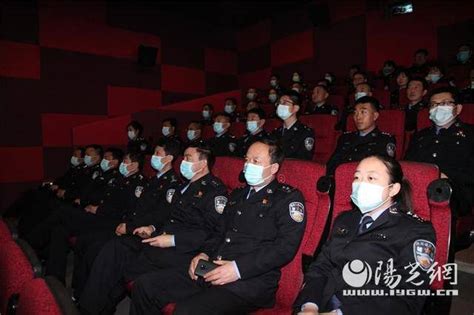 旬邑县公安局组织民辅警观看扶贫励志电影《无翅飞翔》攻坚