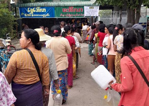 ကျောက်ဆည်ခရိုင် ဆီကုန်သည်နှင့် ဆီလုပ်ငန်းရှင်များအသင်းမှ စာအုန်းဆီ၁ပိ