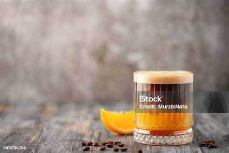 돌 배경에 얼음이 든 범블 커피 에스프레소 오렌지 주스 및 시럽을 얼음과 함께 투명한 유리에 겹겹이 겹겹이 겹겹이 쌓아 놓습니다 레모네이드에 대한 스톡 사진 및 기타 이미지