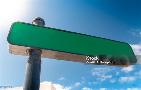 맑고 푸른 하늘과 태양을 배경으로 거리에 있는 빈 빈 방향 표지판의 근접 촬영 이미지 공간을 복사합니다 텍스트를 위한 장소 0명에 대한 스톡 사진 및 기타 이미지 Istock