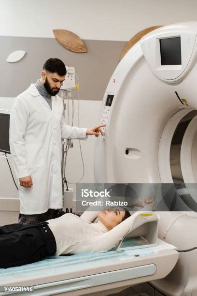 의료 클리닉에서 소녀의 복부 Ct 스캔 여성 환자가 Ct 스캔실에서 복부의 컴퓨터 단층 촬영 X선 스캔 흉부 검사를 하고 있다 18 19세에 대한 스톡 사진 및 기타 이미지