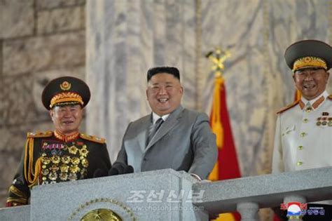조선로동당창건 75돐경축 열병식 성대히 거행／김정은원수님께서 참석하시였다 조선신보