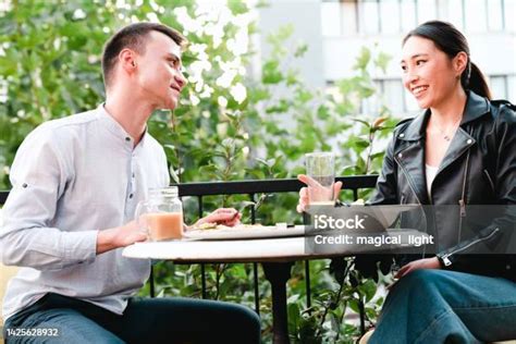 함께 먹는 친구들 카페에서 여자와 남자 말하고 웃고 그들의 시간을 즐기고 실제 사람들 모델과의 라이프 스타일 및 우정 개념 20 29세에 대한 스톡 사진 및 기타 이미지