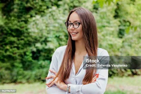 자연 나무 건물 외관의 배경에 안경에 젊은 웃는 우크라이나 소녀의 초상화 행복한 학생 소녀는 복사 공간을 봅니다 해외 교육 먼 곳을 바라봄에 대한 스톡 사진 및 기타 이미지