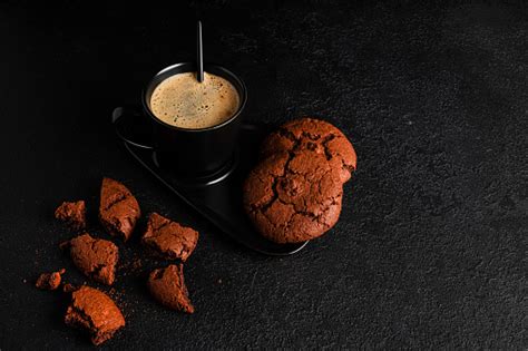 어두운 배경에 컵에 커피 아메리카노 거품이 있는 뜨거운 커피 초콜릿 쿠키를 곁들인 커피 라떼에 대한 스톡 사진 및 기타 이미지 라떼 쿠키 0명 Istock