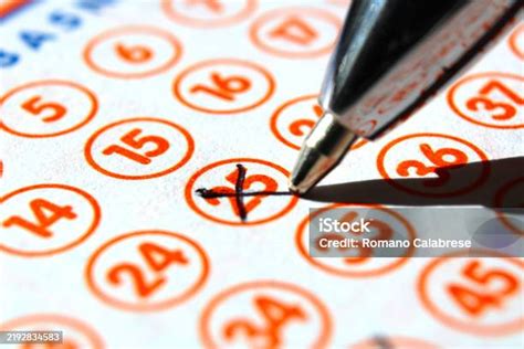 한 남자가 복권에 펜으로 숫자 25를 표시합니다 흰색 티켓의 주황색 원 안에 있는 주황색 숫자 행은 대각선으로 정렬됩니다 클로즈업 사진 0명에 대한 스톡 사진 및 기타