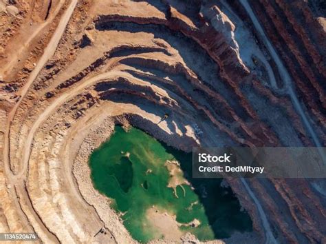 발굴 및 플럭스 석회석 자갈 재료 분쇄 돌과 모래 공중 보기의 생산을 위한 오픈 캐스트 채 석 광산업 광업에 대한 스톡 사진 및 기타 이미지 Istock