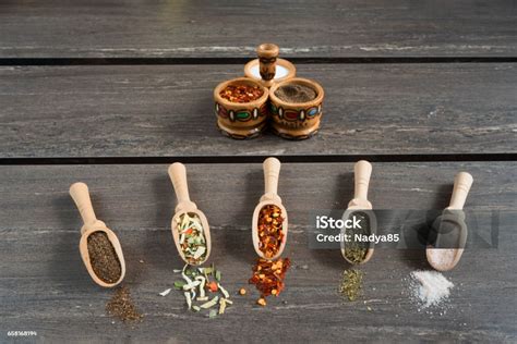 나무 숟가락에 향신료에의 한 다양 한 향신료 재료 고추 소금 히말라야 소금 야채 회색 나무 보드에 후추의 플랫이 하다 가루로 빻은에 대한 스톡 사진 및 기타 이미지 Istock
