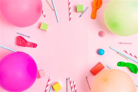 파란색 테이블 상단 보기에 화려한 풍선과 색종이 축제 또는 파티 배경 플랫 레이 스타일 텍스트공간을 복사합니다 생일 인사말 카드 귀여운에 대한 스톡 사진 및 기타 이미지