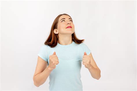 명상 개념입니다 아름다운 젊은 여자는 명상적인 자세로 서 있고 평화로운 분위기를 즐기고 기도하는 몸짓으로 손을 잡고 흰색 배경 위에 고립되어 있으며 내면의 평화를 느낀다