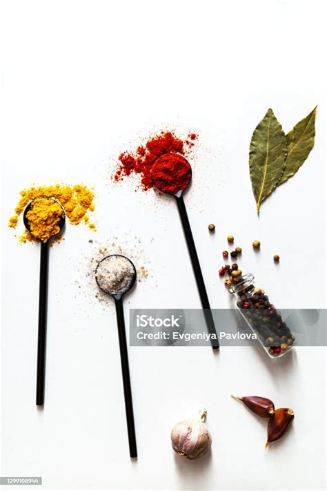 검은 숟가락에 다양한 향신료 소금 카레 심황 갈은 파프리카 베이 잎 마늘 후추 플랫 은 흰색 배경에 누워 혼합에 대한 스톡 사진 및 기타 이미지 Istock