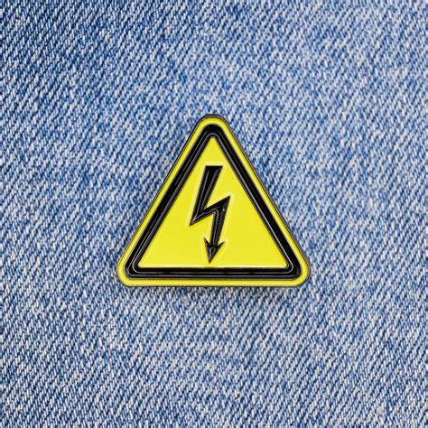 Значок Осторожно высокое напряжение купить за 300 ₽ Транспортные значки и брелоки