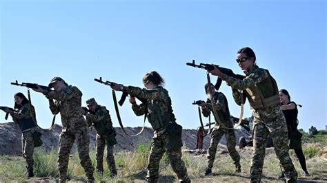 Руските сили го гранатираaт Суми Киев тврди дека напредува на југ