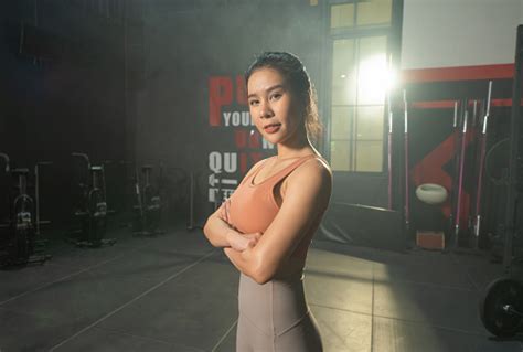 체육관 피트니스 센터 클럽에서 아시아 여성의 초상화 근육 강도 훈련 운동 스포츠 장비로 실내 운동을 하십시오 운동 사람들의 라이프 스타일 오락 30 34세에 대한 스톡 사진