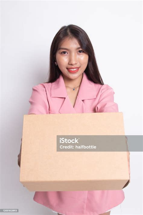 배달 재배치 및 포장 을 풀다 골판지 상자를 들고 젊은 아시아 여성 귀여운에 대한 스톡 사진 및 기타 이미지 귀여운 나름 명랑한 Istock