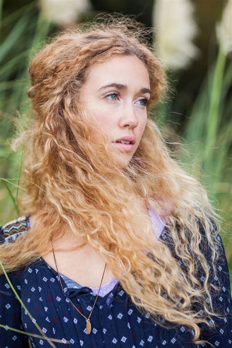 Ritratto Di Una Bella Giovane Donna Dai Capelli Corti Fotografia Stock Immagine Di Estate