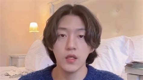 لحظه قرائت قرآن کریم توسط یک خواننده کُره‌ای تصاویر همشهری آنلاین