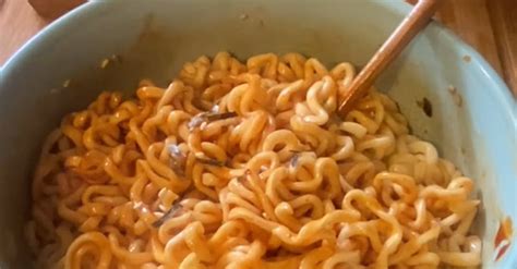 Flavorful 가정식 계란 고명 국수 나무젓가락 닭 뜨거운 라면 맛 맛있는 맛있는 식사 미식가 반찬 보울 빠른 식사 수프 식사 아로마