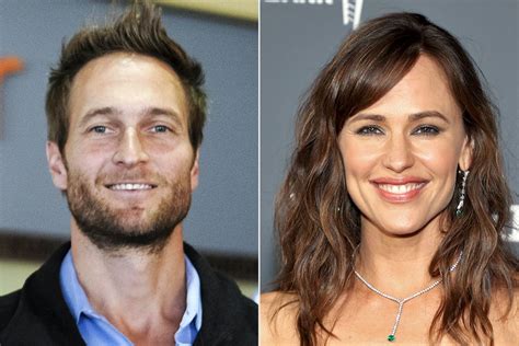 Jennifer Garner Joined By Boyfriend John Miller At New Show Premiere