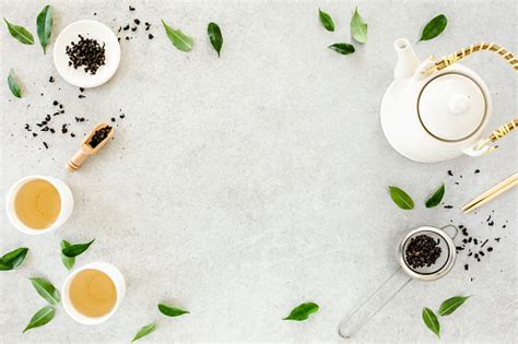 녹차 잎이 있는 2개의 흰 차 컵과 주전자를 곁들인 허브 티 플랫 레이 상단 보기 차 컨셉 꽃 식물에 대한 스톡 사진 및 기타 이미지 Istock