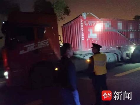 重型半挂车偷运建筑垃圾，执法部门依法查处 运输 车辆 单位